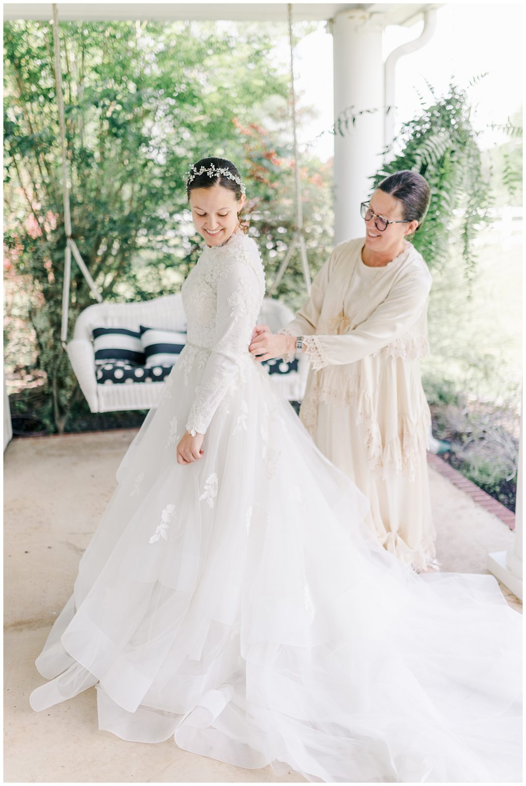 Classic, Traditional Mississippi Wedding | Raegin & Brock - elissapace.com